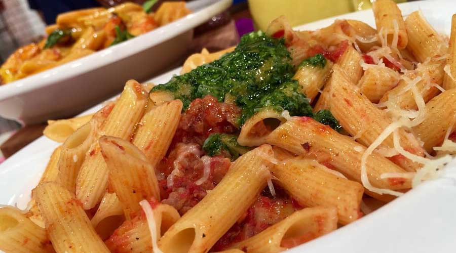 Mostacholes con crema de langostinos, tuco choricero y pesto de perejil ...