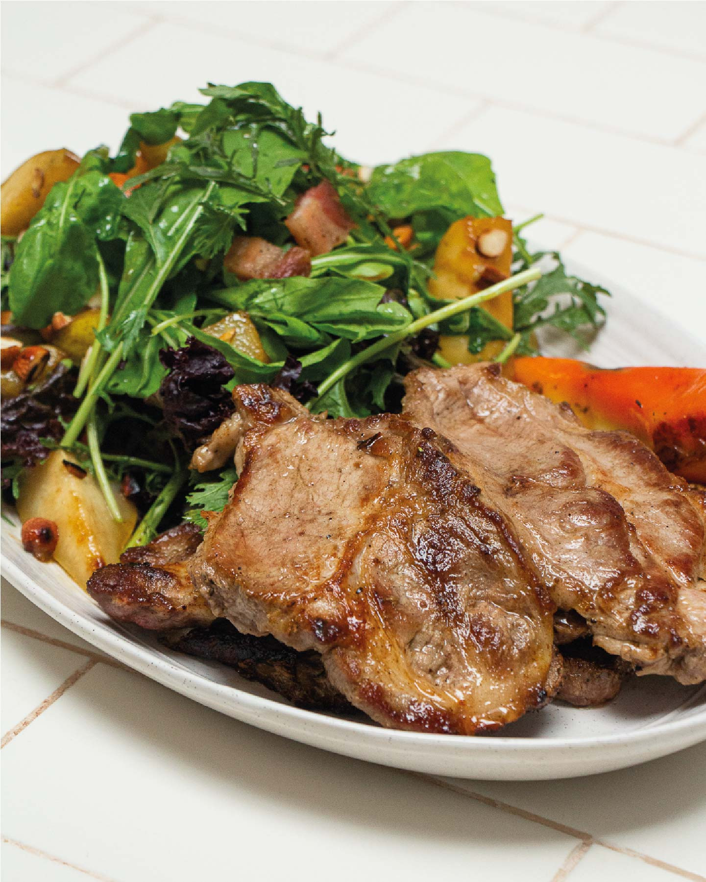 BIFES DE BONDIOLA CON ENSALADA DE PERAS CARAMELIZADAS - Cocineros ...