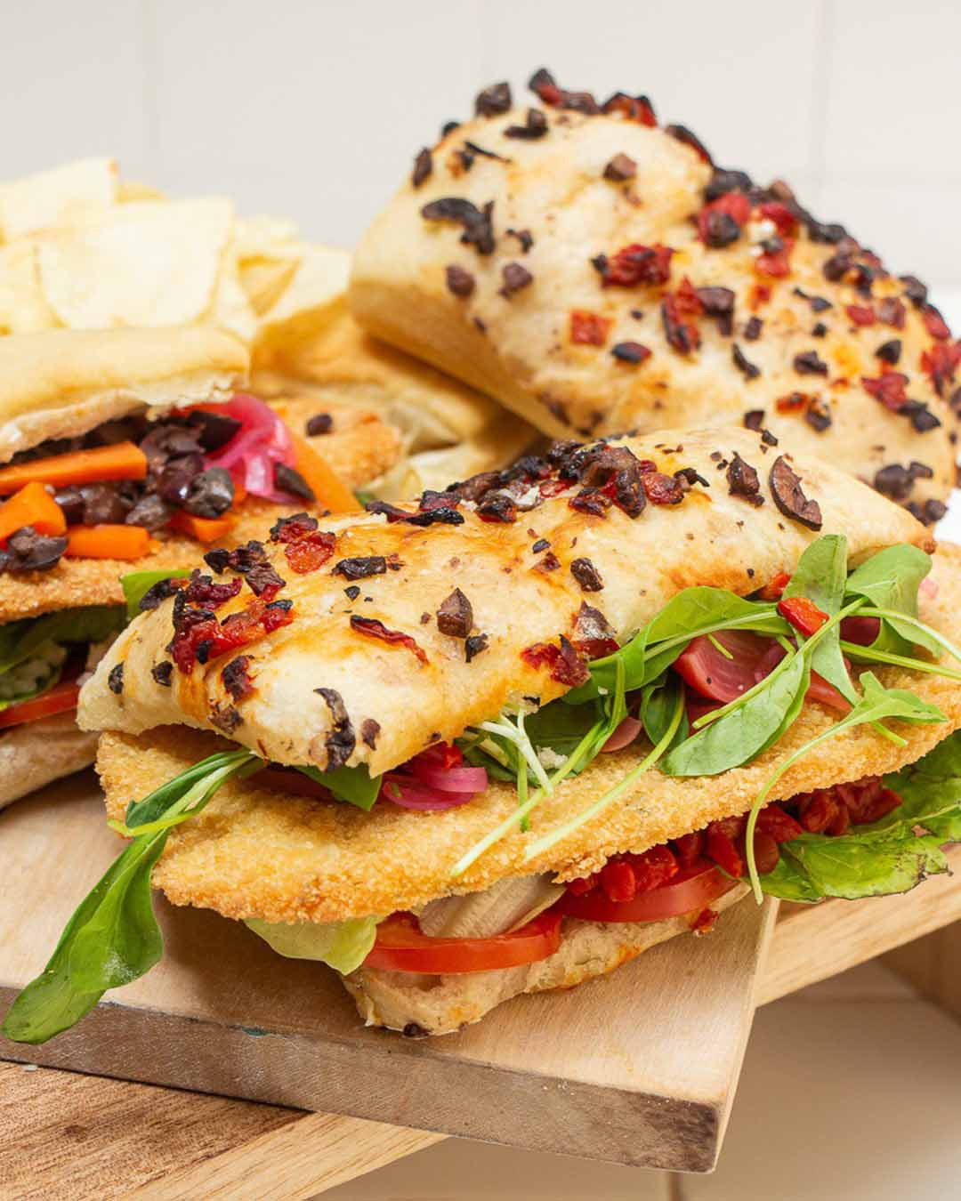 SANDWICH DE CIABATTA DE MORRÓN Y ACEITUNAS CON POLLO - Cocineros Argentinos